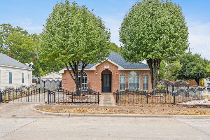 Cozy 4br Cottage Near Bishop Arts District - Dallas, TX