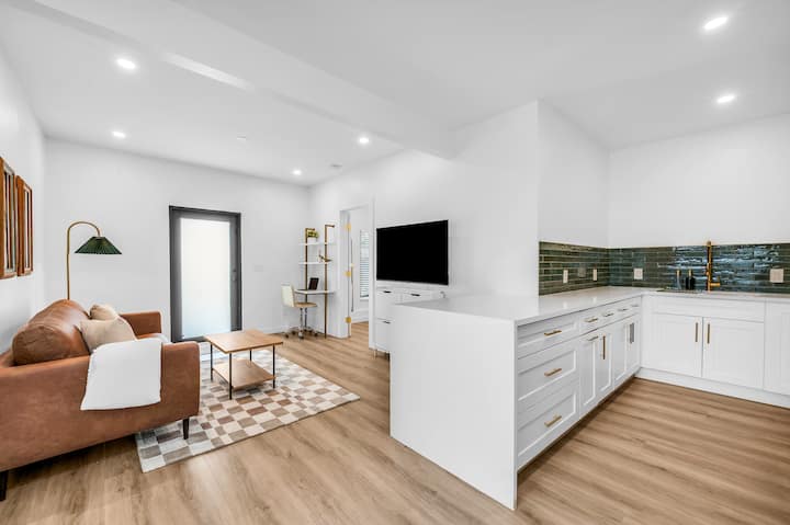 Cozy Cottage | Mins 2 Beach & Las Olas | Pets Yes - Fort Lauderdale, FL