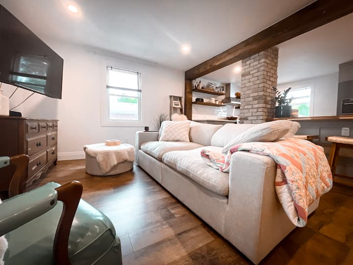 2 Bathroom Executive Home And Office Near The Lake - Sarnia