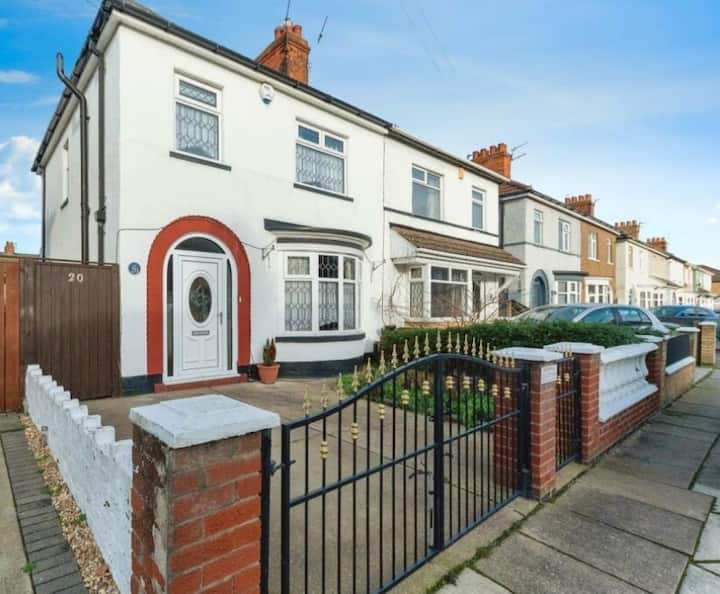 Modern 3-bed Full Equipped House - Driveway + Wifi - Cleethorpes