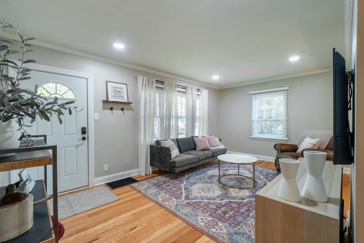 2 Bed/1 Bath Melrose Bungalow Near Hospitals - Topeka, KS