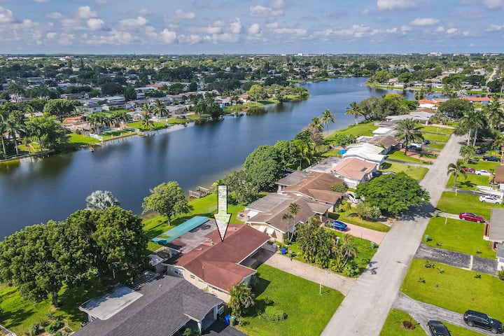 Private Lakefront House Pembroke - Pembroke Pines, FL