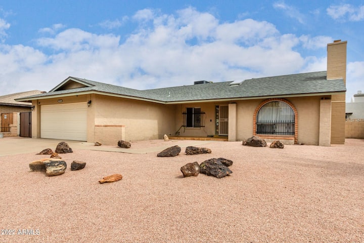 Modern Comfort: Spacious 3-bedroom Getaway For All - Glendale, AZ