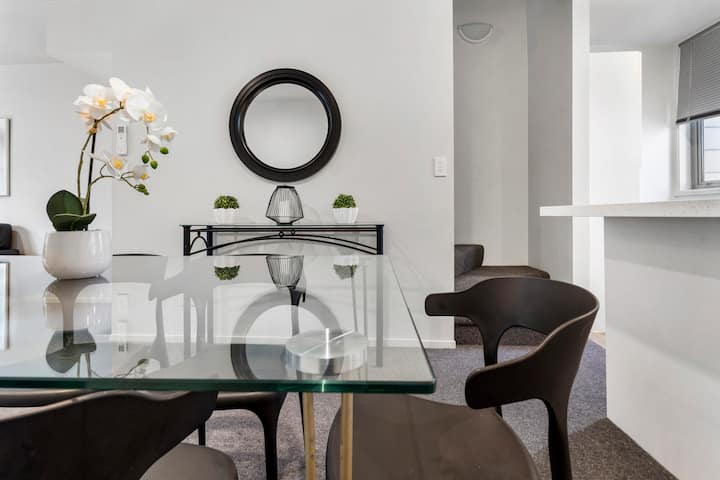 3 Bdr Townhouse, Great Location - Carpark Included - Auckland
