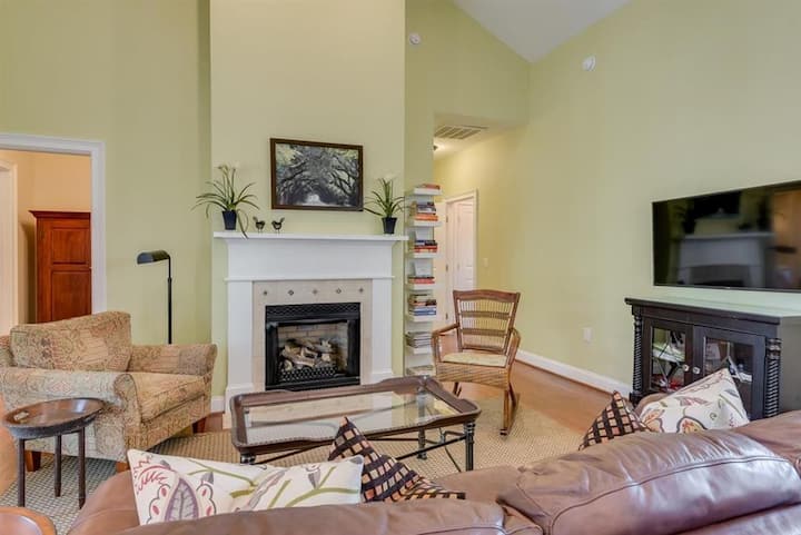 The Aiken Nest: Spacious Luxe Downtown Aiken Condo - 艾肯