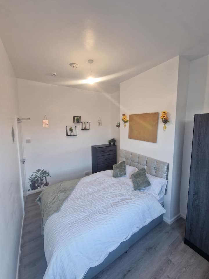 Spacious 6 Bed House Liverpool - Guernsey