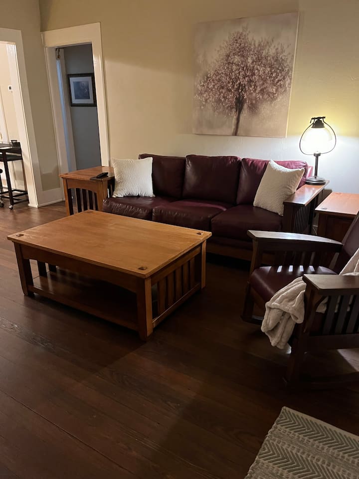 Rose District Gem Stylish 2bd Clawfoot Tub - Broken Arrow, OK