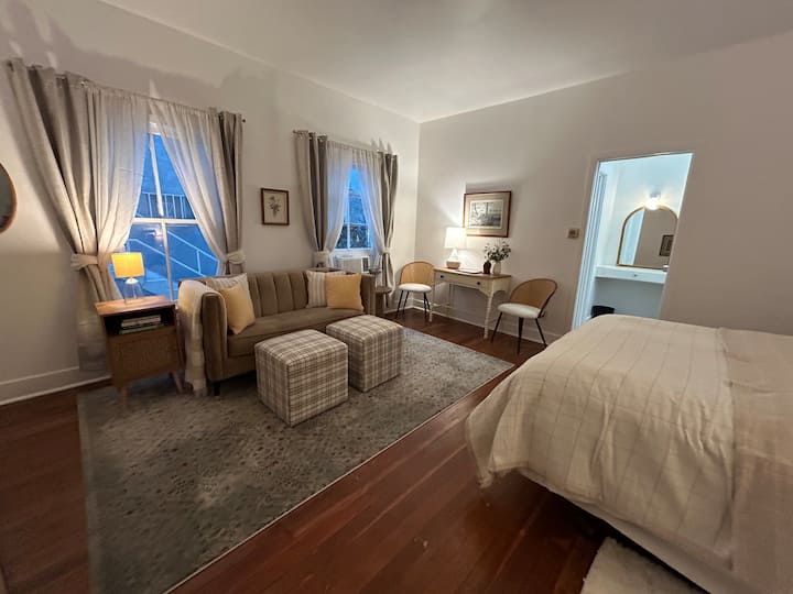 04. Gorgeous Larchmont Villlage Apt - Hollywood