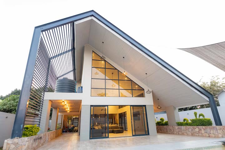Modern Spacious 4-bedroom Home - Victoria Falls