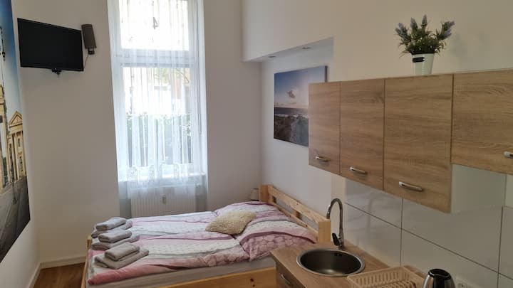 4. Studio Apartment With Terrace - Berlin