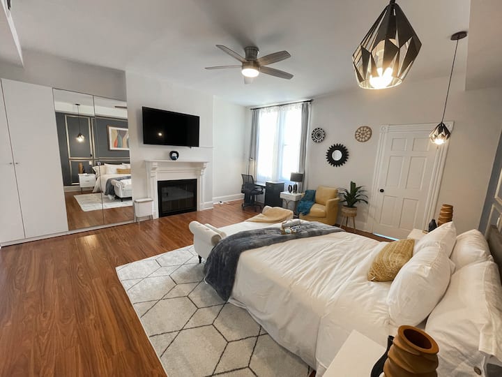 Contemporary Chic Suite! - Baltimore, MD