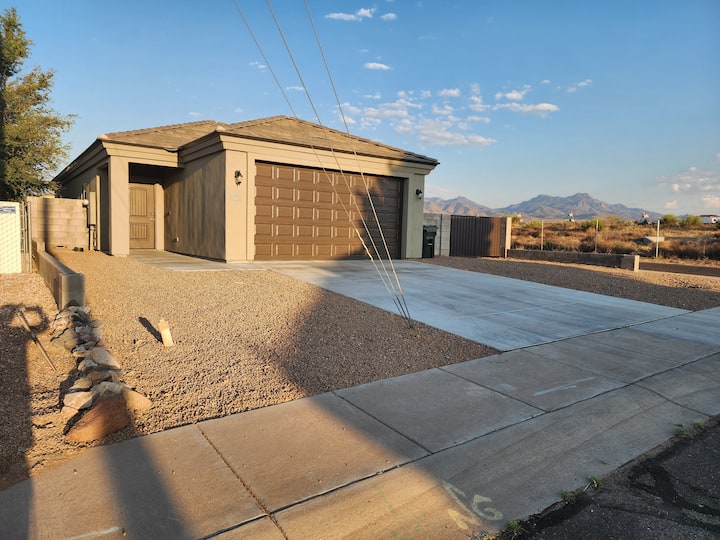 Gorgeous New Home. (Garage Access) - Kingman, AZ