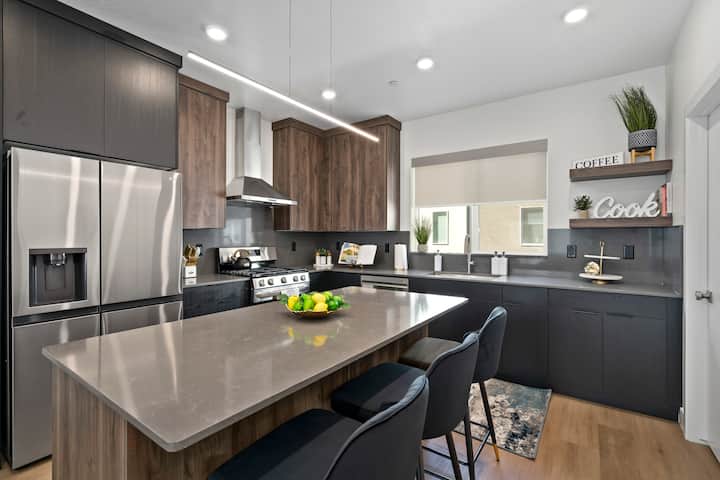 Modern Townhome Near Downtown - Skyline View - Tracy Aviary & Botanical Gardens