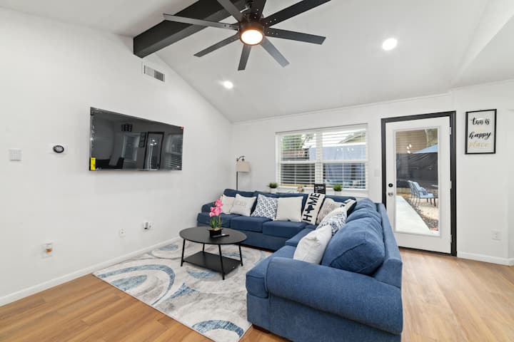 Hoops & Cues: Fun-filled Getaway With Comfort! - Stafford, TX
