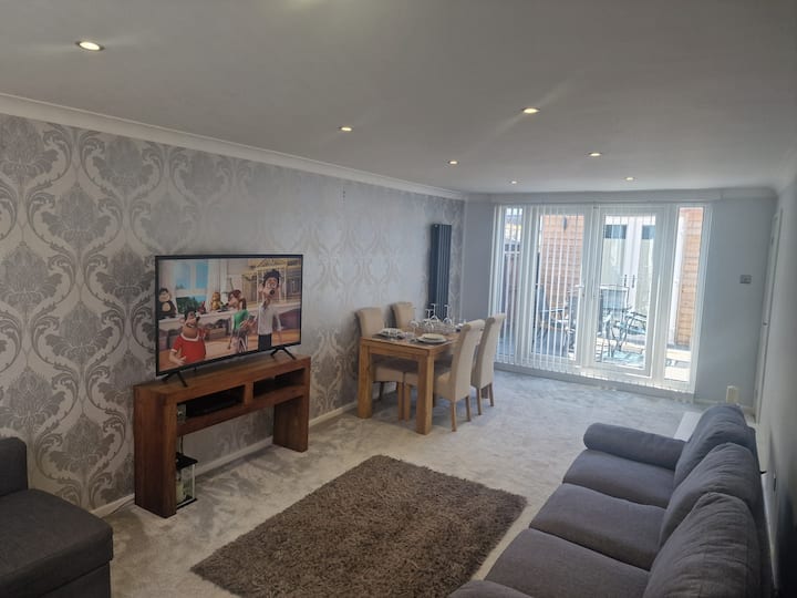 Stylish & Modern 2 Bed House- Free Parking Leeds - Hazlewood Castle & Spa