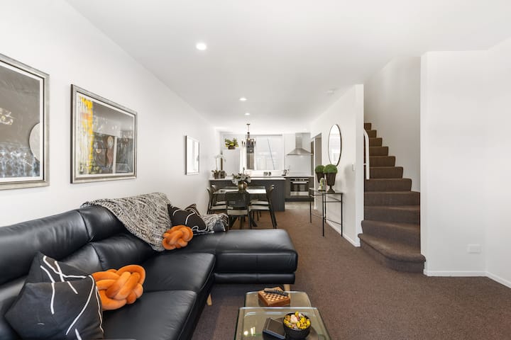 Modern Chic - Ideal Location - Car Park Included - Auckland