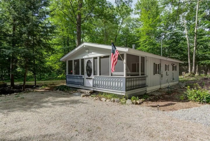 Cozy Dog-friendly Cottage Wscreened Porch By Pond! - Conway, NH