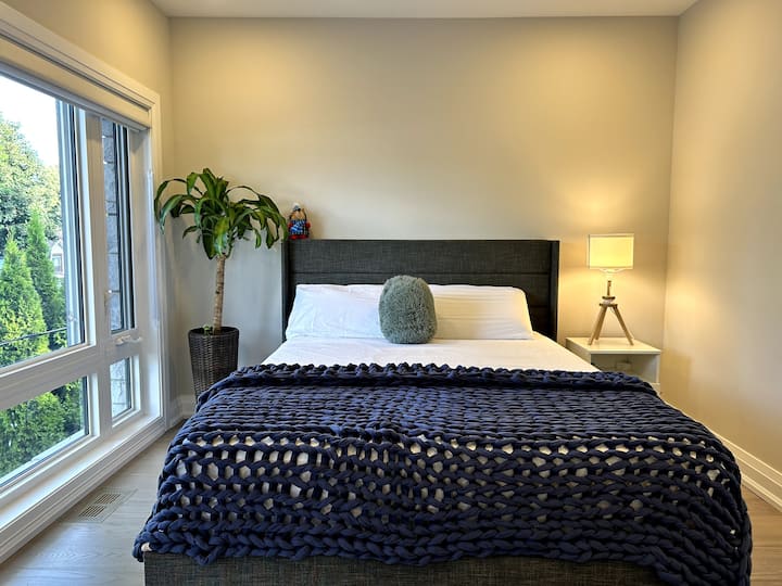 Cozy Sunlit Stay Near Subway - Toronto