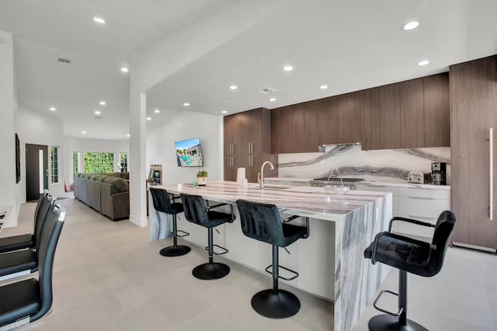 Modern Pool Home - Seasonal Rent - Cathedral City, CA