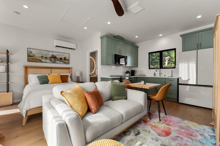 Upscale Lux Studio | Centrally Located | Keyless - Whittier, CA