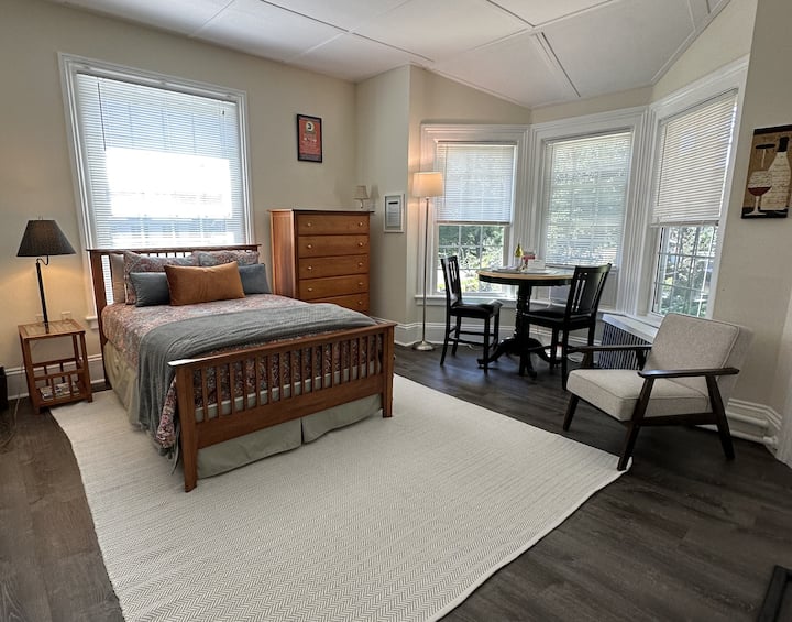 Sunny Studio Apt, Steps To Downtown Pittsfield - Pontoosuc Lake, MA