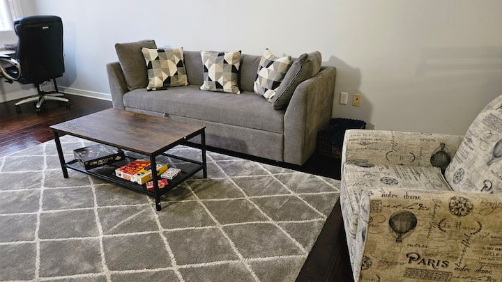 2 Br Fun Spot W/private Parking  &, Gym, Skywalk - Meridian-Kessler, IN