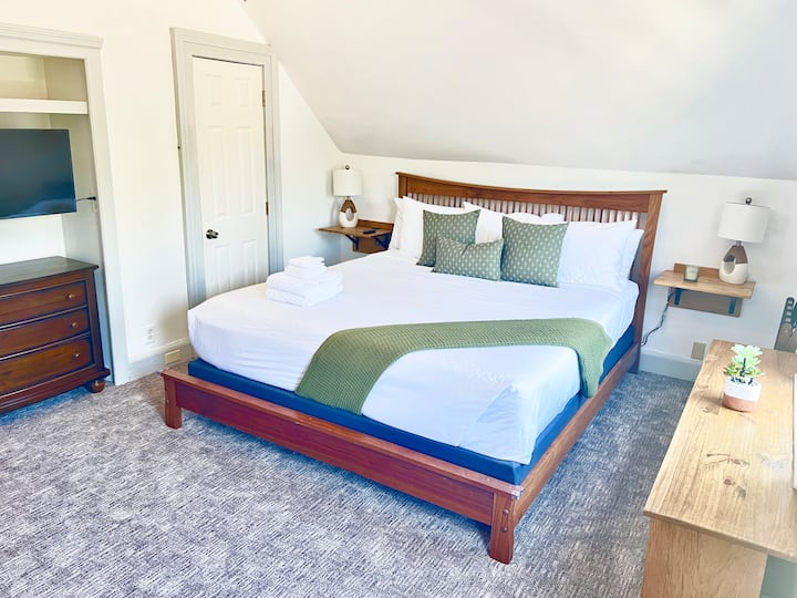 Historical Bohemian Gem 
 ~ 1/2 Mile To Downtown - Burlington, VT