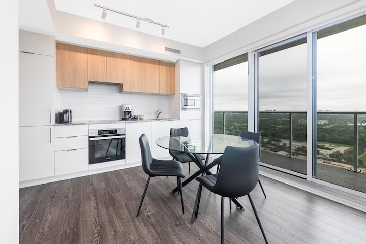 Up In The Air In A Comfort Of A 2 Bed Luxury Condo - Toronto