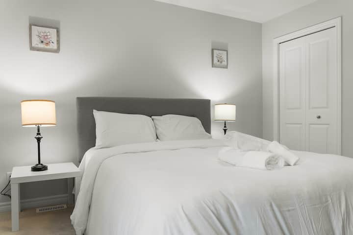 Serene Escape: Modern Comfort In Orleans (R3) - Ottawa