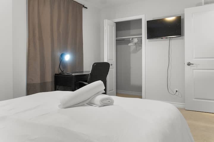 Serene Escape: Modern Comfort In Orleans (R4) - Ottawa