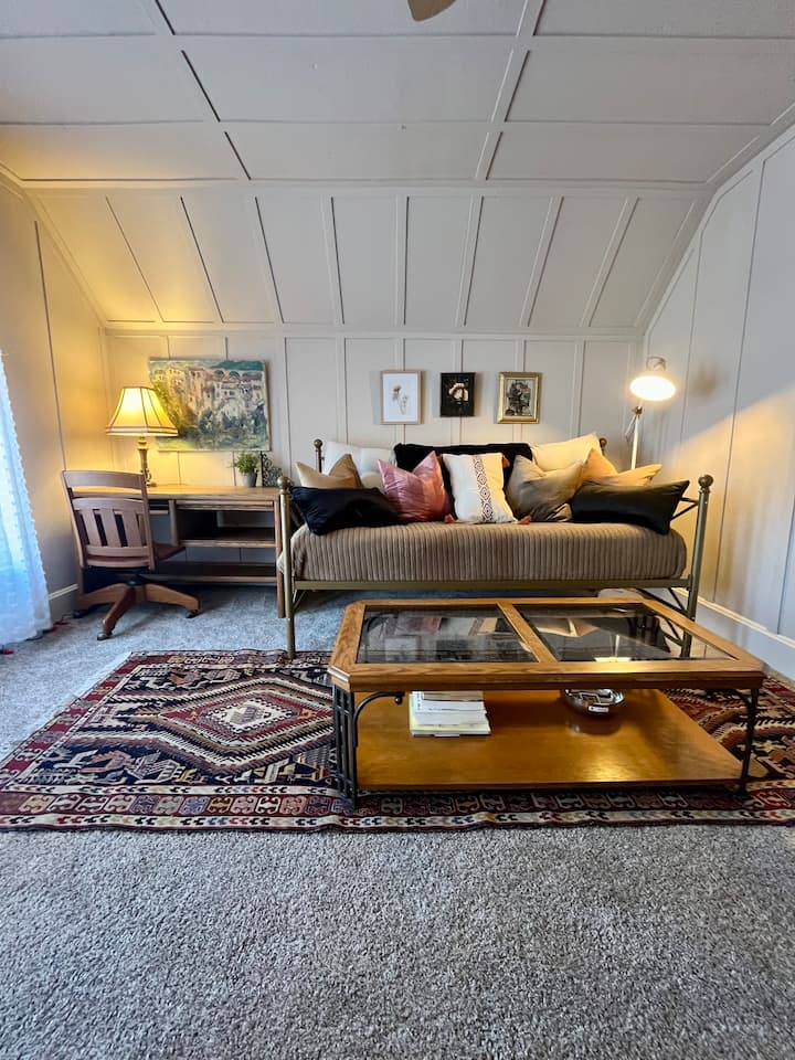 Oasis On Historic College Ave - Racine, WI