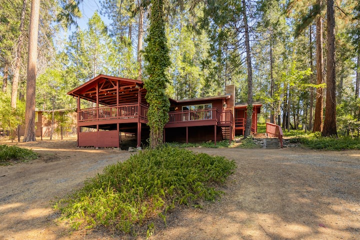 Cedar Crest Cabin | Cozy Stay Near Yosemite! - Yosemite National Park, CA