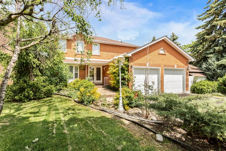 Pristine 6-bdrm 4.5-bath Residence - Brampton