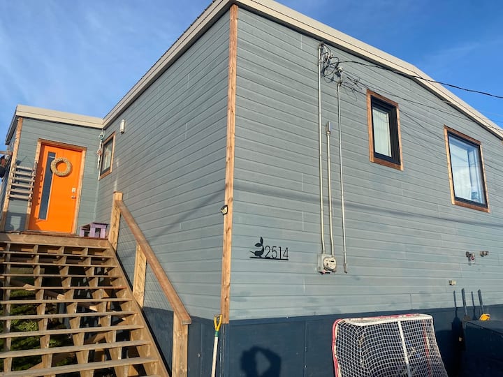 Orange-door In The Valley - Iqaluit