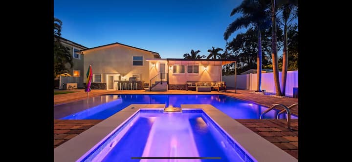 Waterfront, 4bd,3ba, Sleeps 10, Jacuzzi, Mini Golf - Boynton Beach, FL