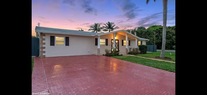 Birdie , 5 Bd-4 Ba, Mini Golf,  Jacuzzi, Sleeps 12 - West Palm Beach, FL