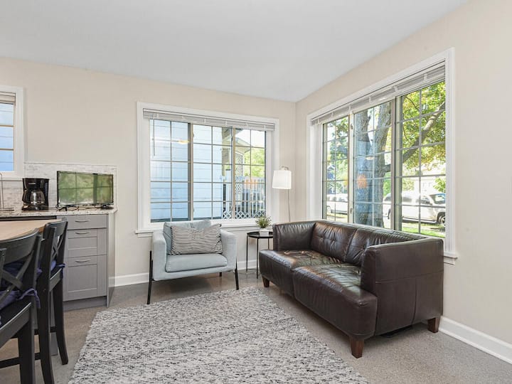 Cozy Duplex Prime Location-unit B - Minneapolis, MN
