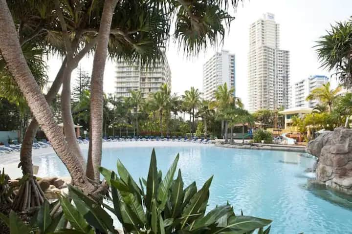 Ocean View 3 Bedroom Apartment In Crown Surfers - Gold Coast