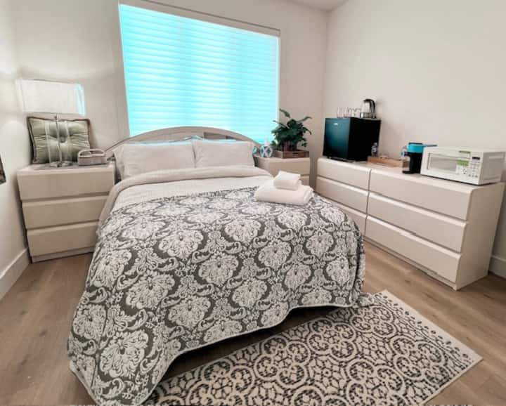 Cozy Bedroom & Private Bath - Langford