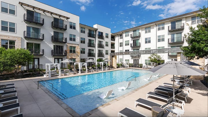 Cozy 1-bedroom Domain Getaway! - Austin, TX