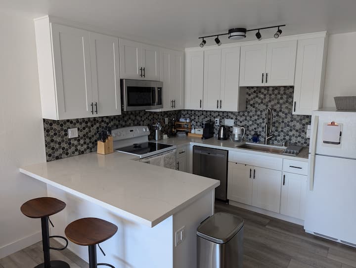 Condo With Pool + Secure Parking - Oakland, CA