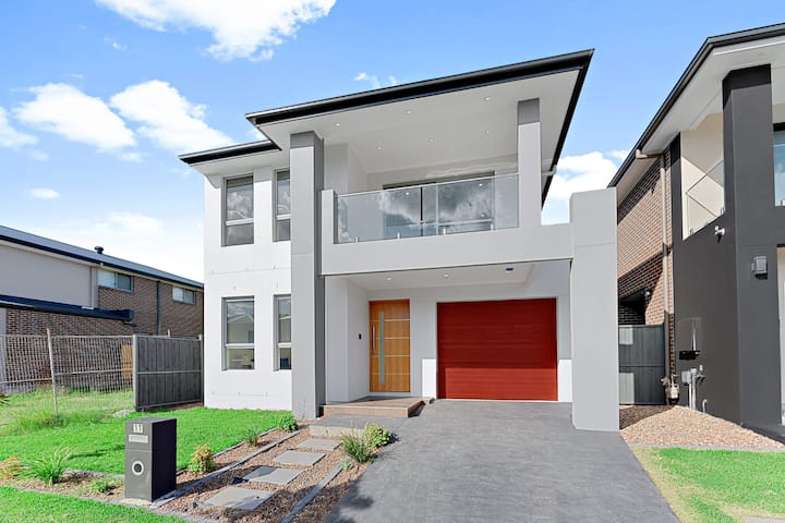 Serene 5 Bedroom Retreat & Yard - Saint Marys, Australia