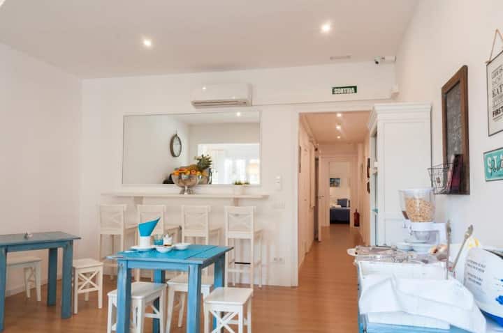 111 Hab. Triple Deluxe Con Baño Privado. - Barcelona