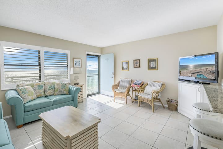 King Bed Beachfront W/ Views & Dining Nearby - Treasure Island, FL