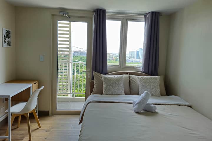 Modern & New, Work Desk, Fast Internet, Balcony - Taguig
