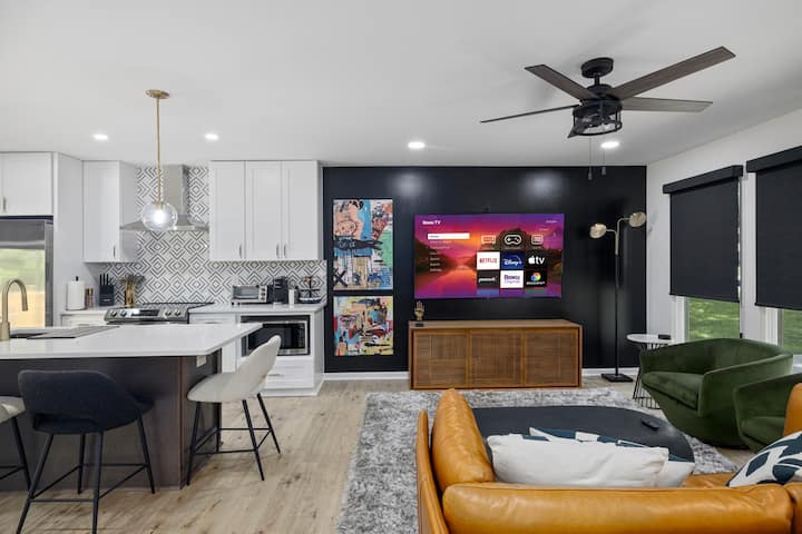 1 King/2 Queens/280 Inches Of Tvs/art Gallery - Charlotte