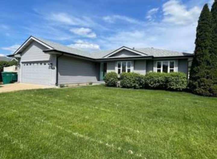 6 Bedroom! Pool Table, Gaming Area, Firepit & More - Joliet, IL