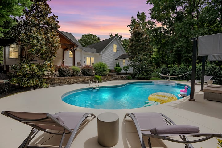 Luxury Retreat & Heated Pool Downtown Simpsonville - South Carolina