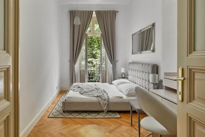 Deluxe 2bdr Apt. · Workspace · A/c · Balcony - Prague