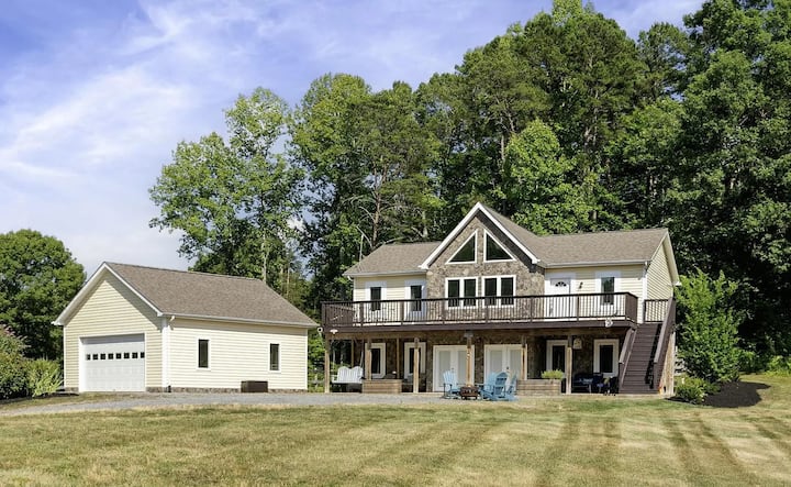 Lakeside Family Retreat! Playground, Views & More! - Lake Anna, VA